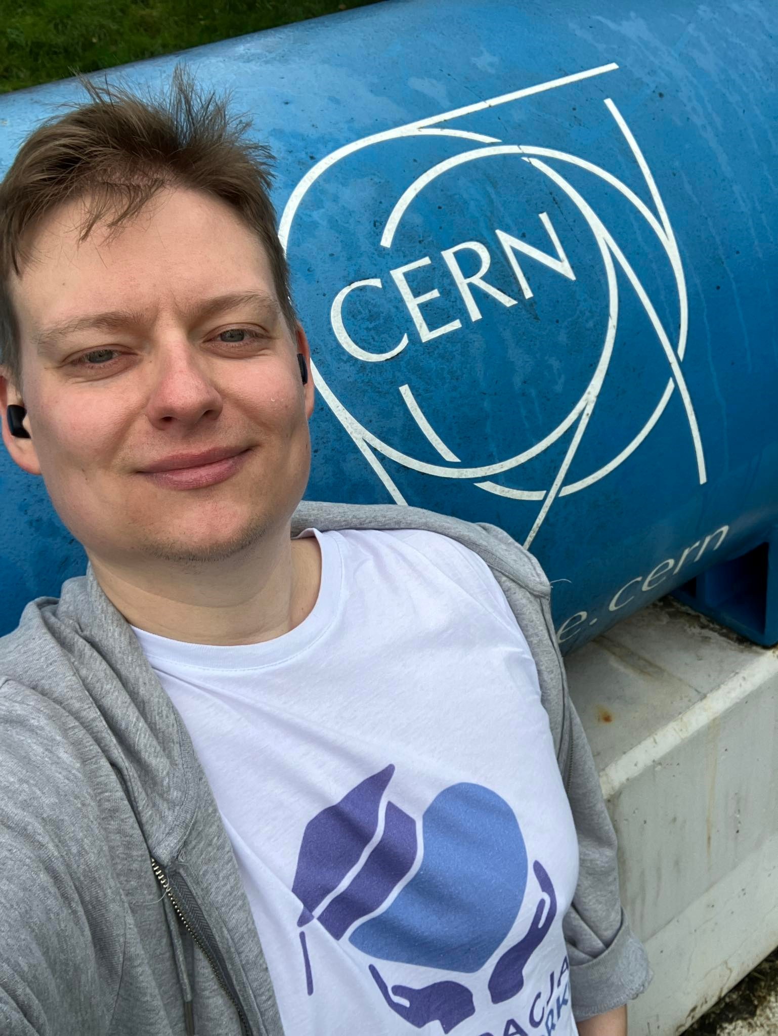 Przez trudy do mezonów - Fundacja Web-korki